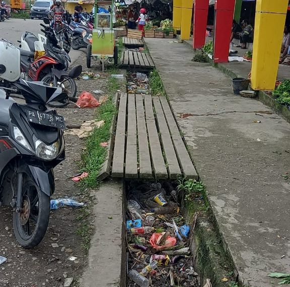 Drainase Pasar Sentral Dipenuhi Sampah, Petrus Pali Amba: Pembersihan ...